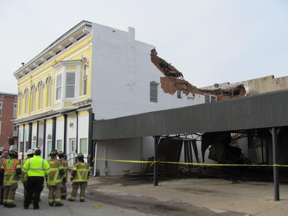 Iconic Bates Building Collapses on Albia Square - Oskaloosa News ...
